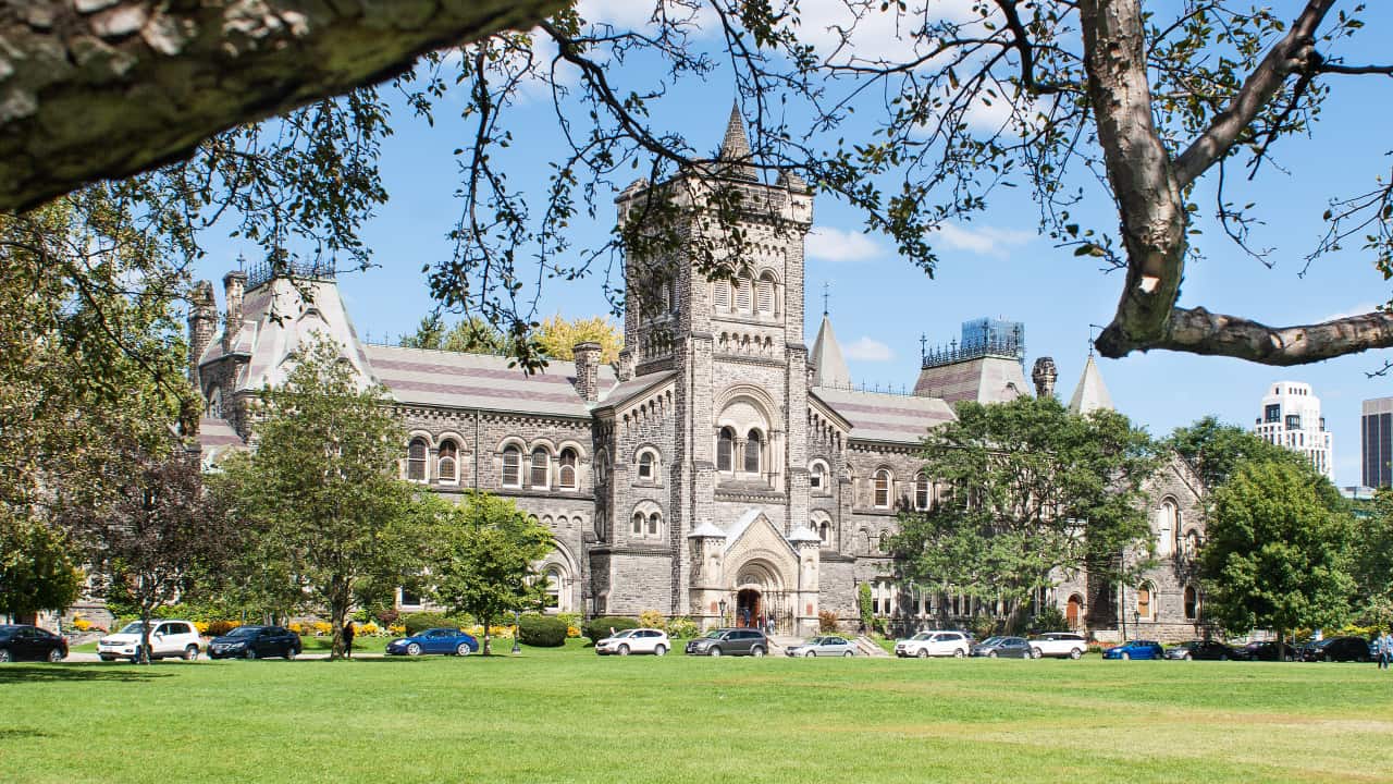 Universidade de Toronto: conheça a referência para estudar no Canadá